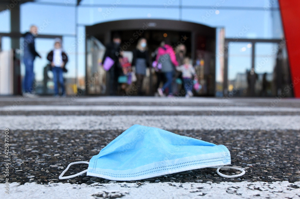 Foto de Corona crisis - lockdown - FFP2 mask in front of the entrance ...