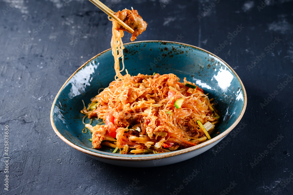 Foto de Korean traditional food. Stir fried glass noodle with soy sauce ...