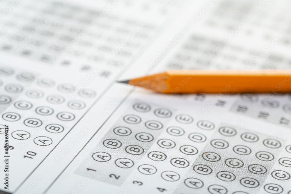 Foto de testing in exercise and exam paper. computer sheet with pencil ...