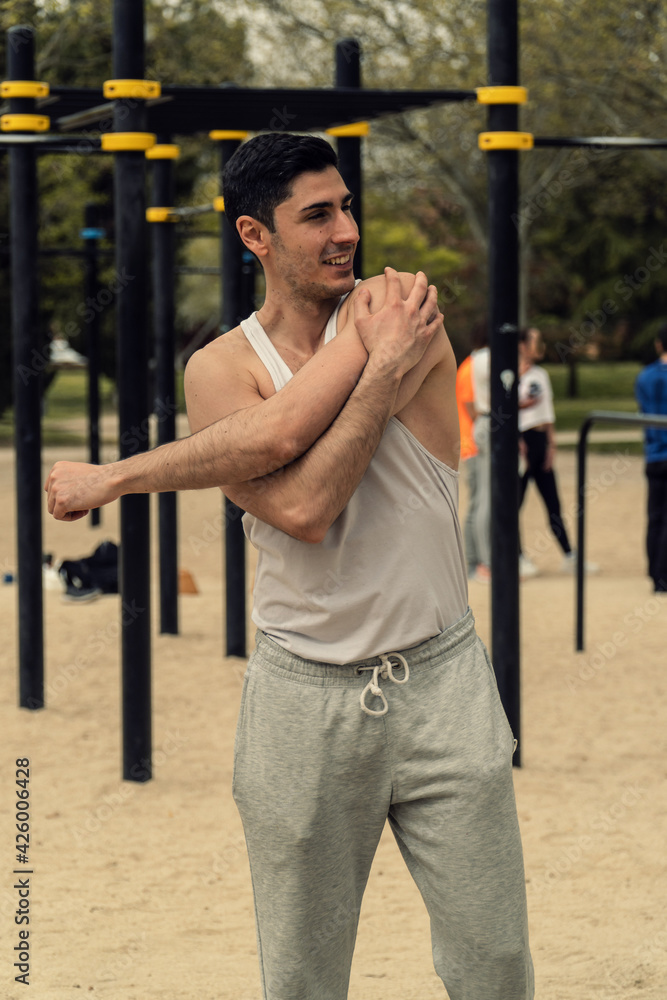 HOMBRE MUSCULOSO CALENTANDO ANTES DE ENTRENAR, HOMBRE FUERTE SONRIENTE ...