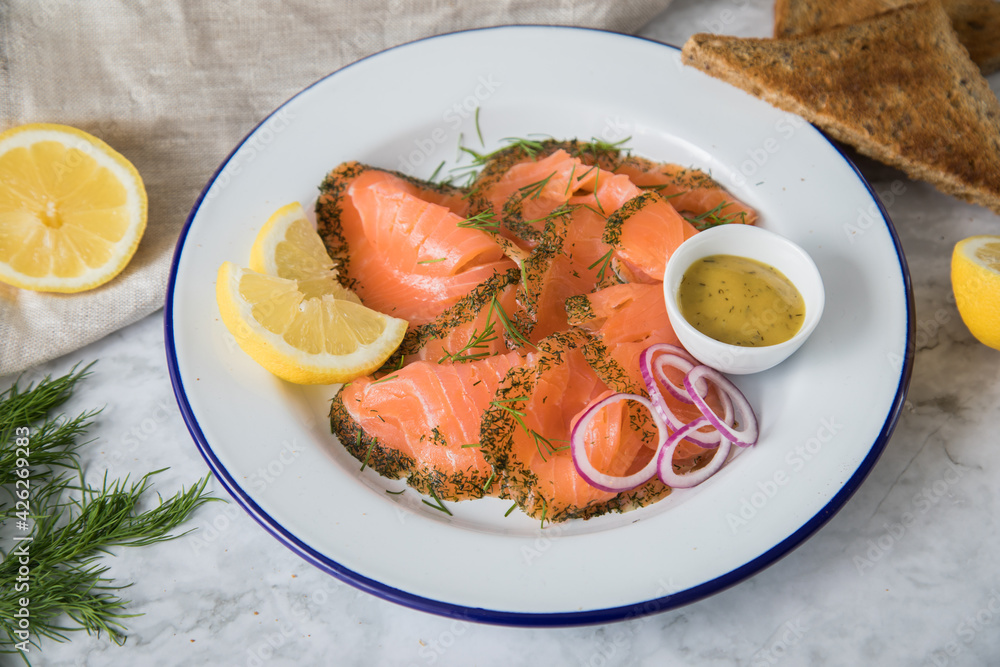 Gravlax Graved Lachs, ein roh gebeizter Fisch mit Dill auf Emaille ...