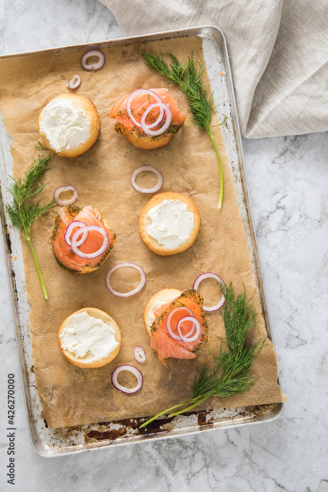 Gravlax Graved Lachs, ein roh gebeizter Fisch mit Dill auf Brötchen mit ...