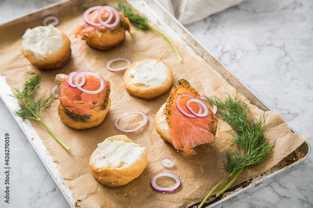 Gravlax Graved Lachs, ein roh gebeizter Fisch mit Dill auf Brötchen mit ...
