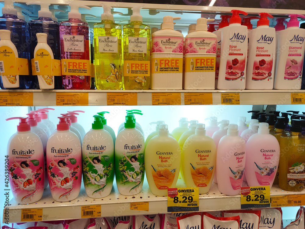 Foto de KUALA LUMPUR, MALAYSIA -AUGUST 01, 2019: Liquid body soaps from ...