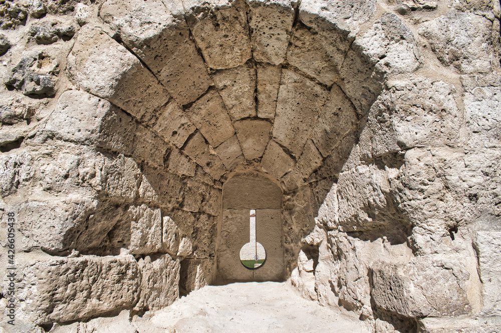 Vista interior de una saetera en las murallas y muros del castillo ...