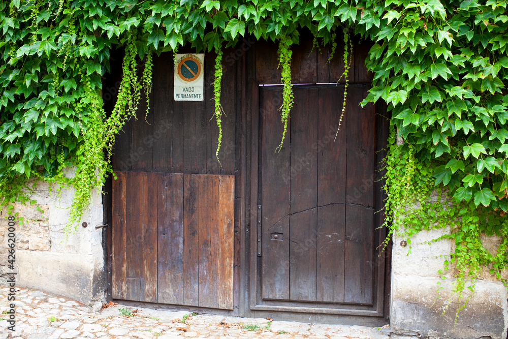 Señal de vado permanente sobre portón de madera antiguo recubierto de ...