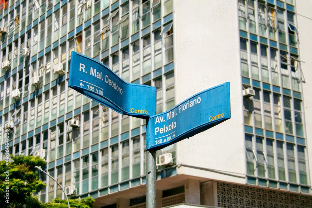 Foto de Placa de rua de cruzamento de duas ruas mais famosas de ...