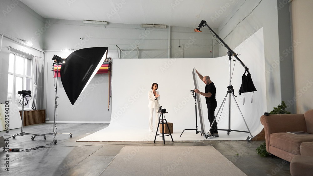 Foto Stock Fashion photography in a photo studio. Professional male ...