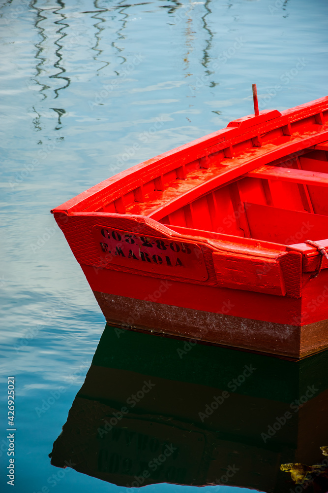 Popa de color rojo intenso de un bote pesquero en un puerto del norte ...
