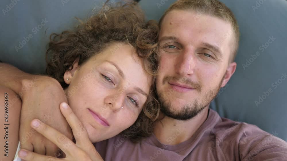 Romantic couple concept. Young white people hugging each other vídeo do ...