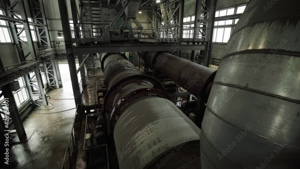 Vidéo Stock A huge oil refinery with metal structures, pipes and ...