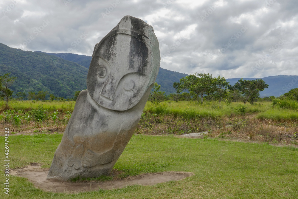 Foto de Landscape view of mysterious ancient stone megalith known as ...