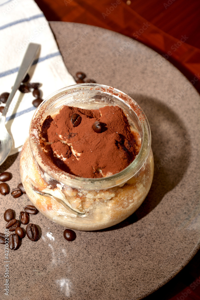 dolce tiramisù in boccale di vetro tipico dolce italiano con formaggio ...