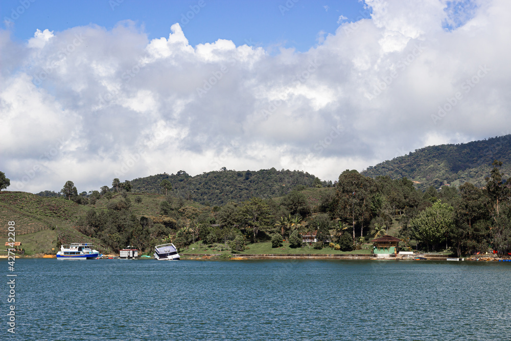 Represa de guatape donde esta ubicada la piedra del peñol Stock Photo ...