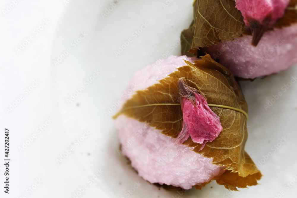 Foto de Japanese spring confectionery, cherry blossom sticky rice ball ...