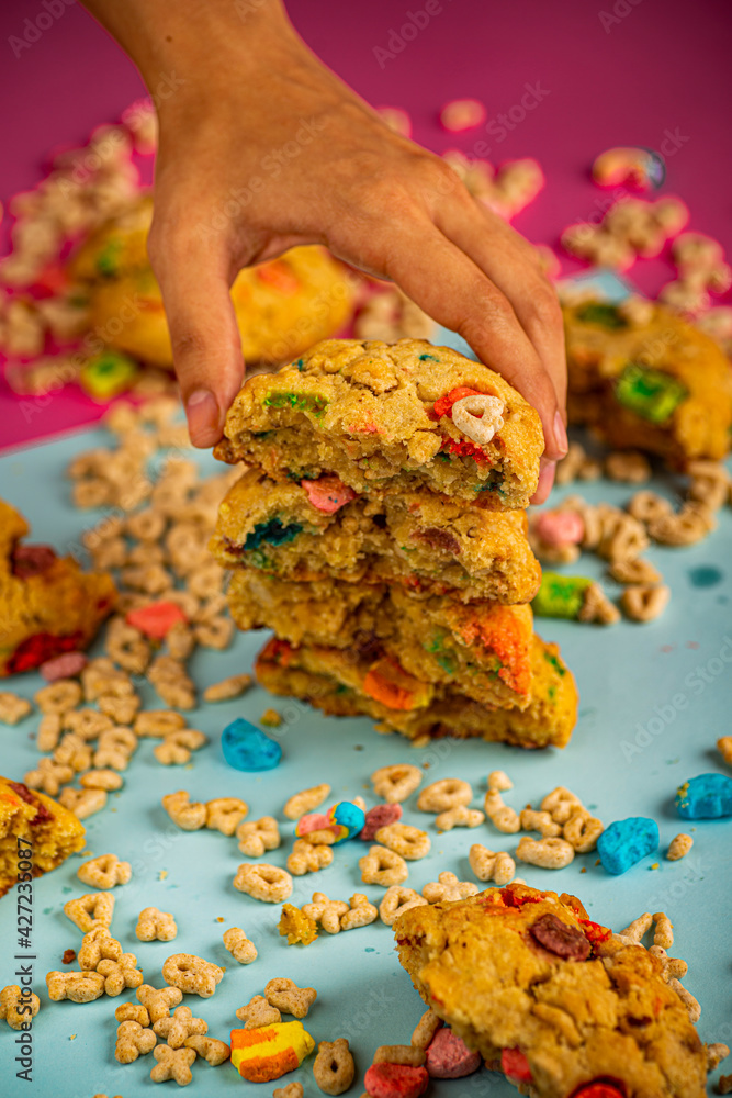 mano apilando galletas partidas a la mitad Stock Photo | Adobe Stock