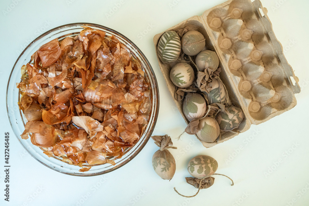DIY instruction: traditional natural method for coloring eggs on Easter ...