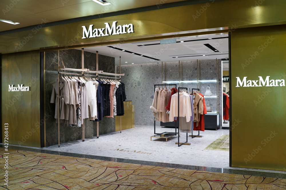 Fotografia do Stock: View of Max Mara store in Changi Airport Terminal ...