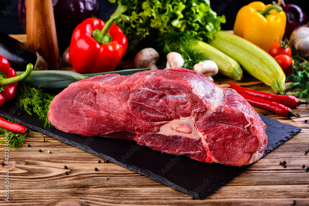 raw beef shoulder blade on the bone foto de Stock | Adobe Stock