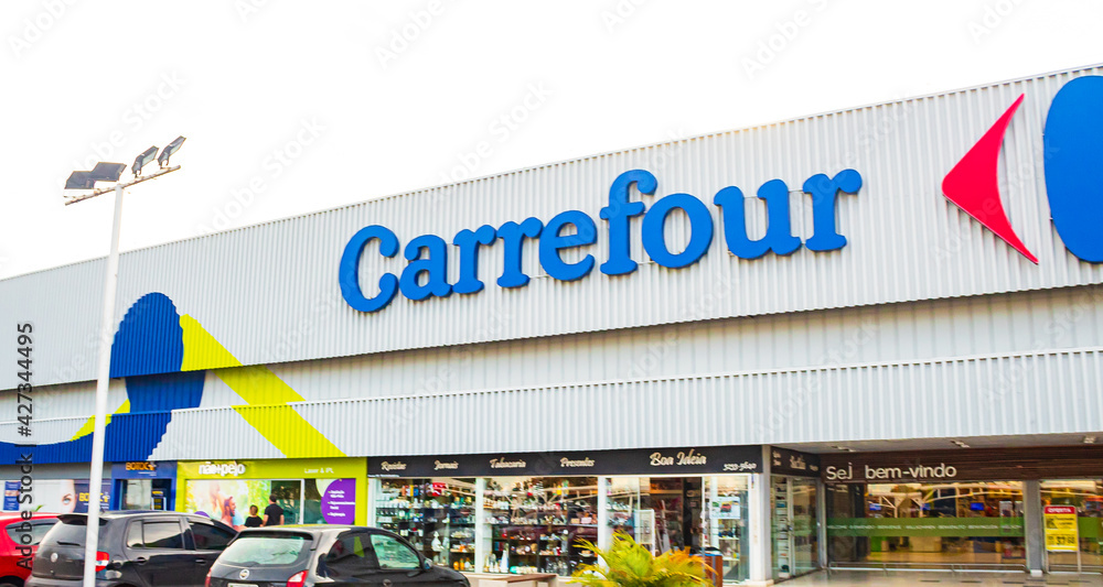 Fachada do hipermercado Carrefour. Foco na logo da empresa ...