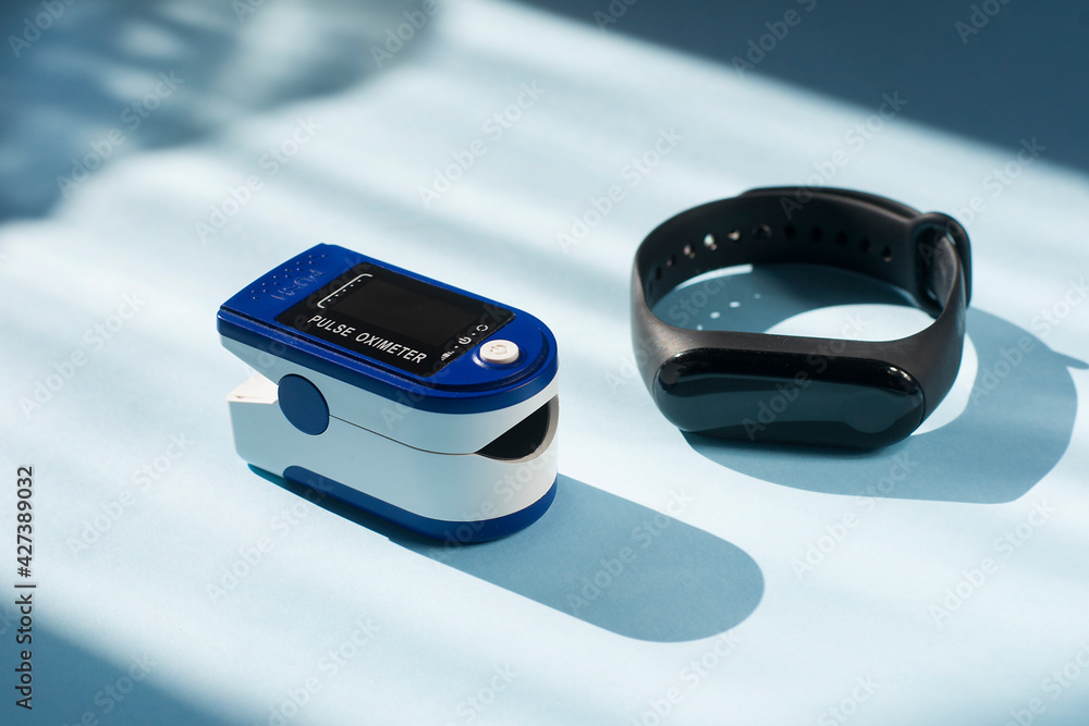 Pulse oximeter for measuring blood oxygen levels and fitness bracelet ...