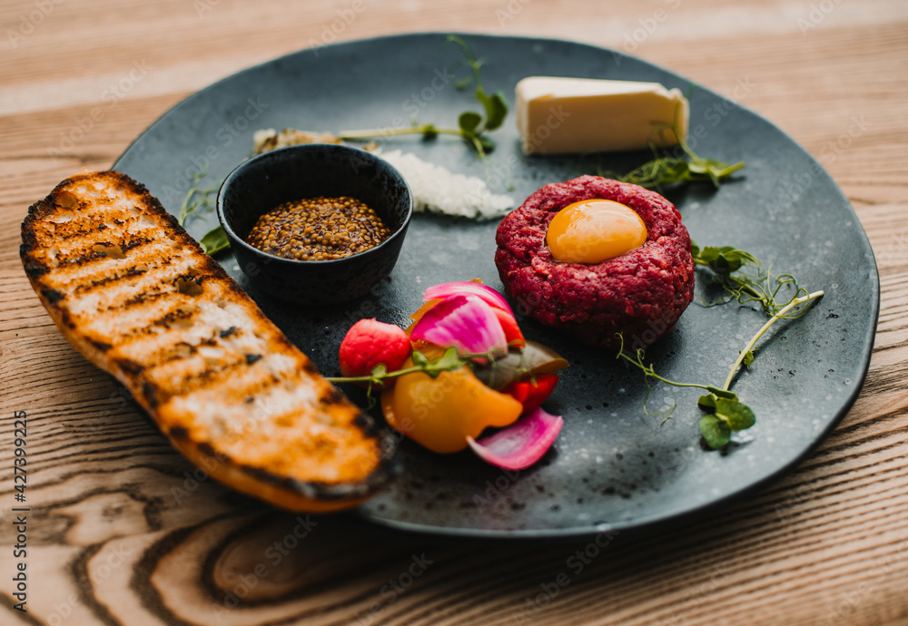 tatar na talerzu, beef tartare steak with onion, tatar mięso, Polish ...