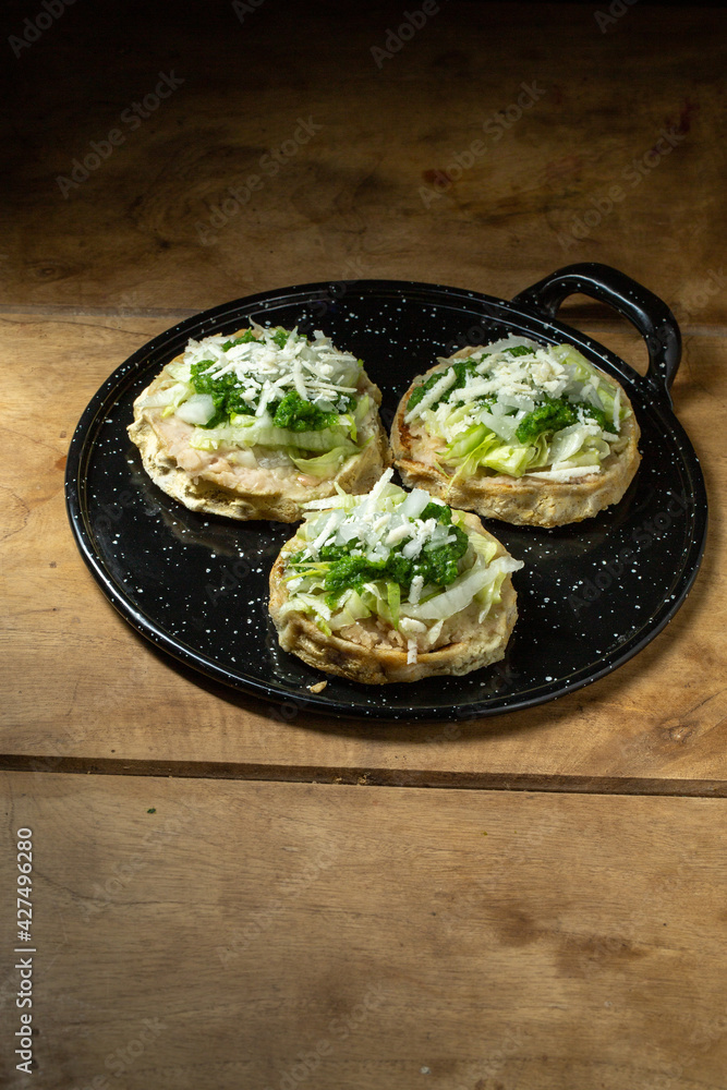 Comida tradicional mexicana, sopes de carne en un plato sobre una mesa ...