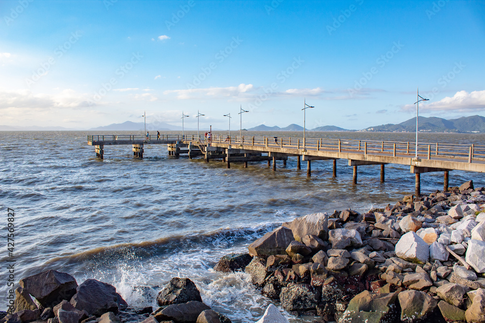 Trapiche da cidade de Florianópolis e seus prédios na avenida Beira Mar ...