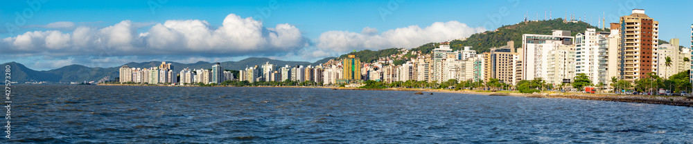 Foto de Panorâmica da cidade de Florianópolis e seus prédios na avenida ...