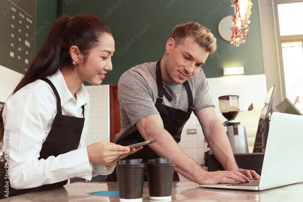 Foto Stock Female and male barista talking order on mobile phone and ...