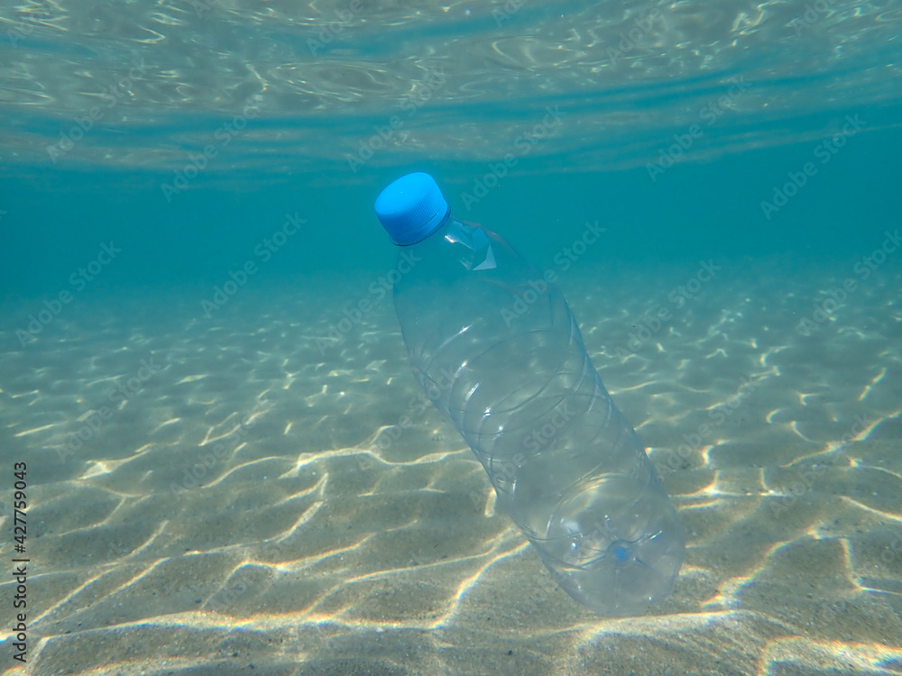 plastic bottle in water,ocean pollution, Problem plastic bottles in the ...