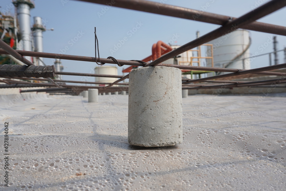 Poster Cement squares and balls to support wire mesh for concrete floor ...