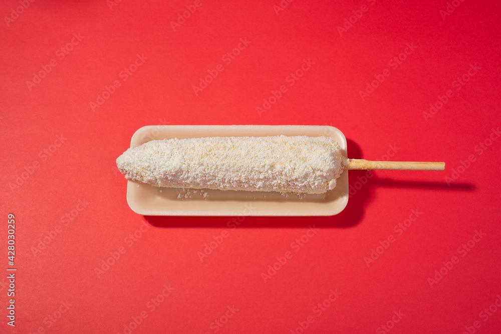 elote cocido preparado con salsa, mayonesa, queso y papas, snack ...