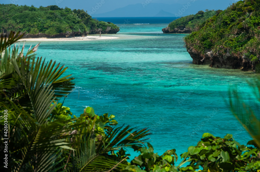 Foto de Impressive pristine scenery of Kabira Bay with its crystal ...