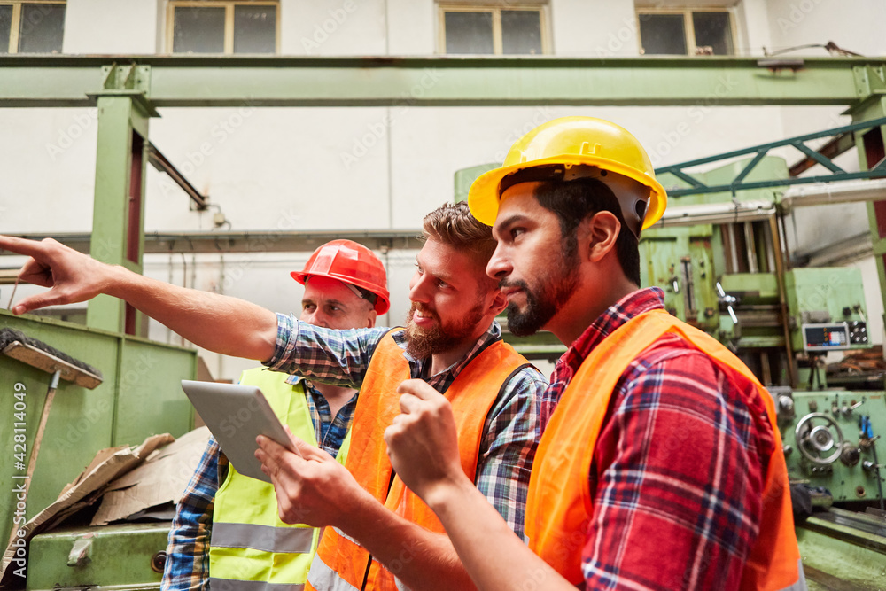 Gruppe Industrie Arbeiter mit Tablet Computer Stock Photo | Adobe Stock