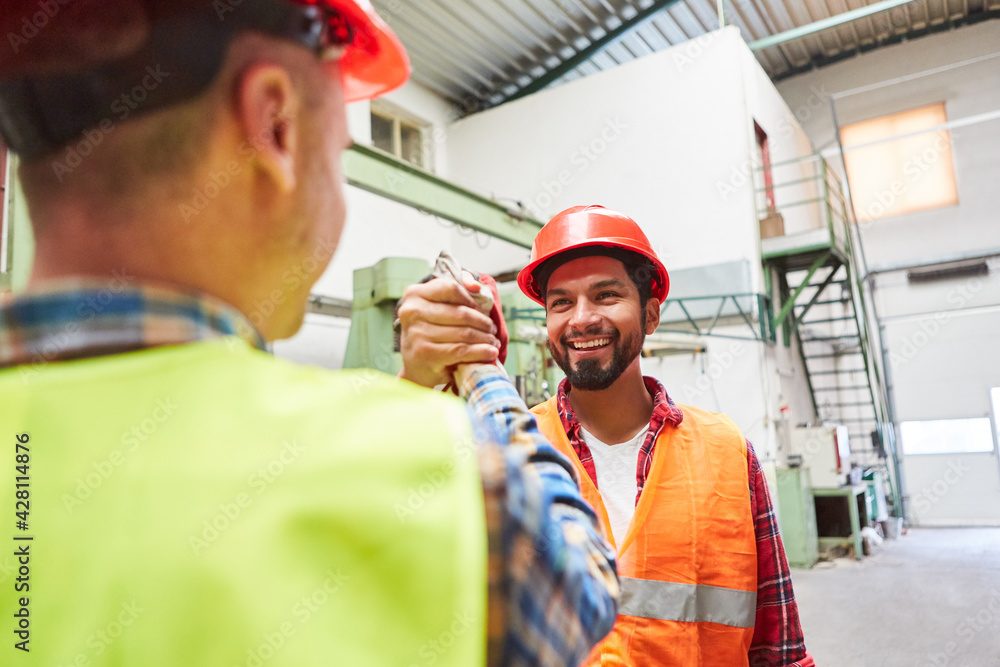 Arbeiter begrüßen sich mit einem Kumpel handshake foto de Stock | Adobe ...