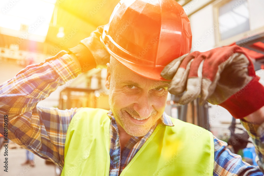 Arbeiter mit Schutzhelm bei Helmpflicht als Arbeitsschutz Stock Photo ...