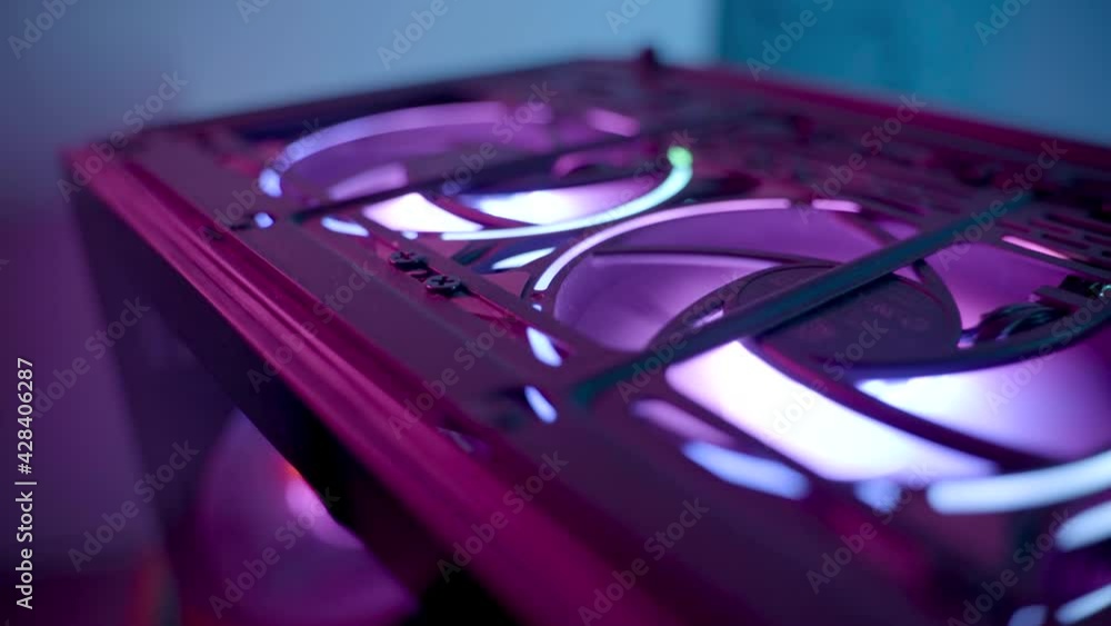 Gaming PC rig with liquid cooling setup and full RGB light inside vídeo ...