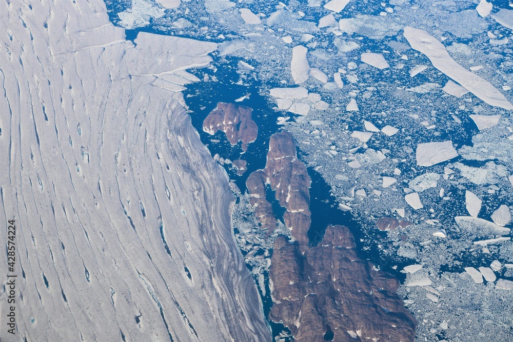 Aus 10 000 m Höhe - Inlandeis von Grönland mit Küste, Meer und ...