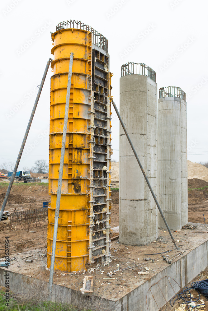 Construction of reinforced concrete columns of a transport bridge, with ...