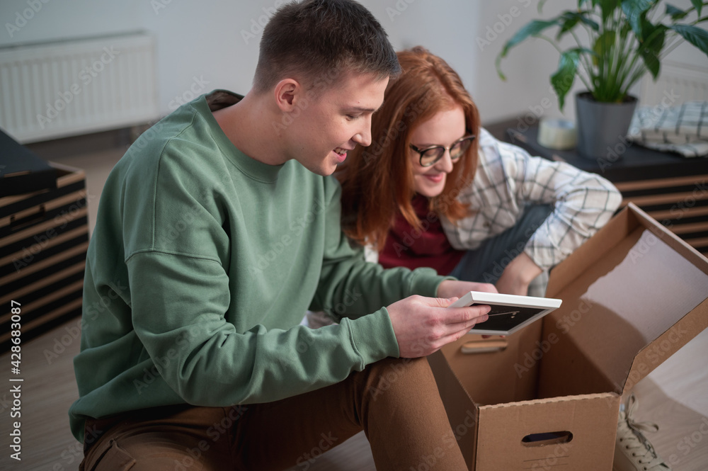 Tijdens de verhuizing naar het nieuwe huis pakken de man en vrouw de ...
