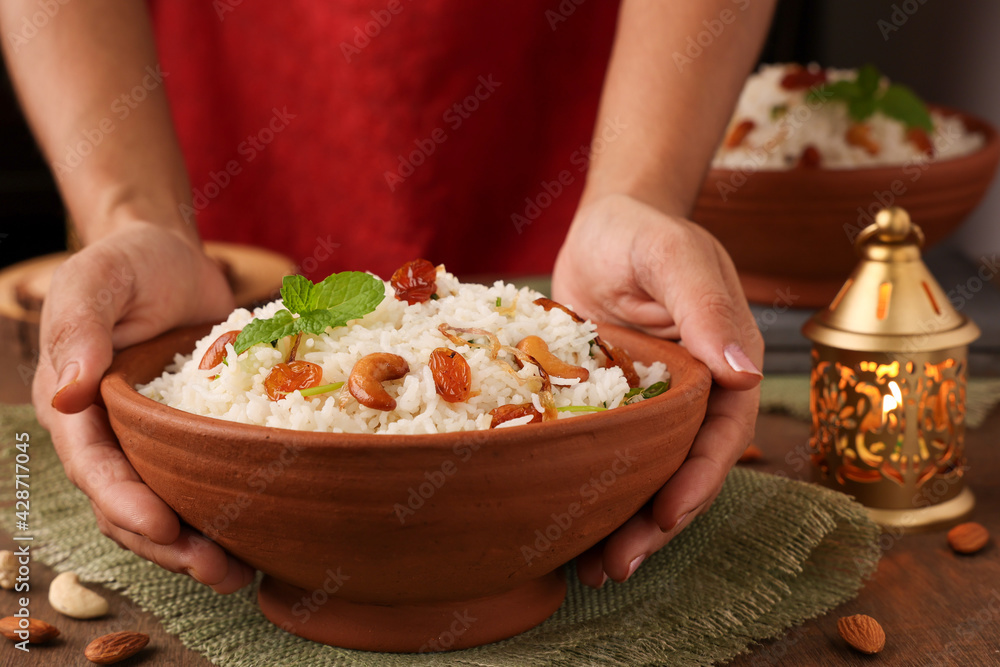 Stockfoto Woman hand serving Chicken biryani Spicy Indian Malabar ...