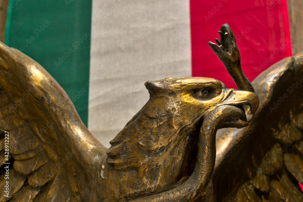 Foto de bandera de méxico con escultura de águila de bronce al frente ...