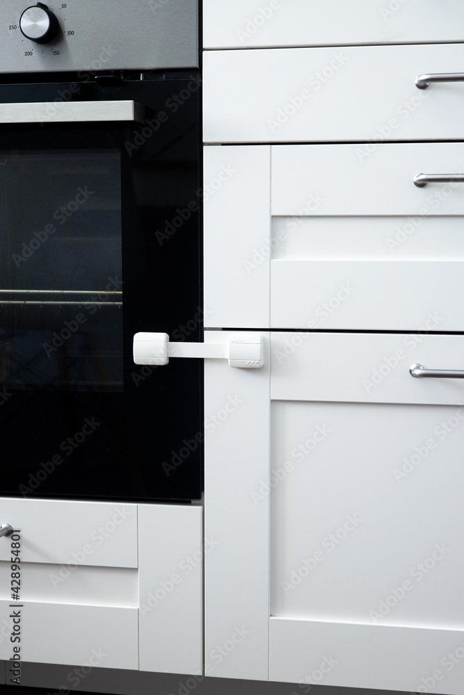 Foto de Protective Furniture safety plastic locks, fuses, latch locks ...