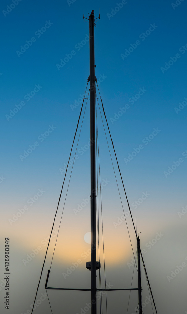 Silueta del mastil de un barco en el atardecer del puerto de Málaga ...