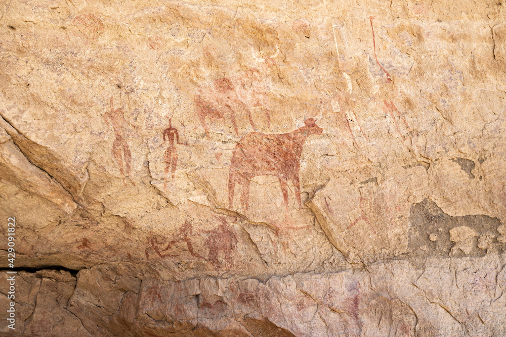 Cave paintings and petroglyphs in the Sahara desert, Terkei Kisimi ...