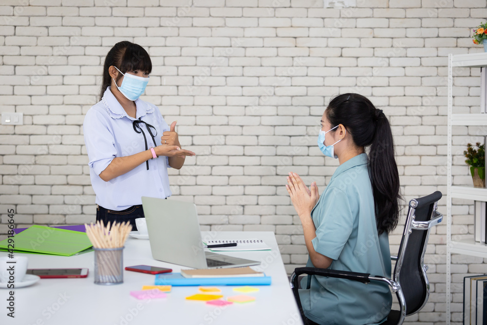 Foto de Asian women teach sign language to young girls. Using sign ...