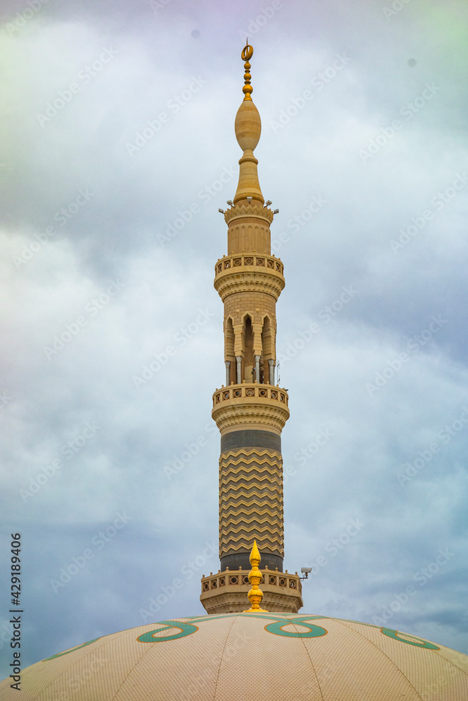 The white minaret and the green dome of Masjid al Nabawi Stock Photo ...