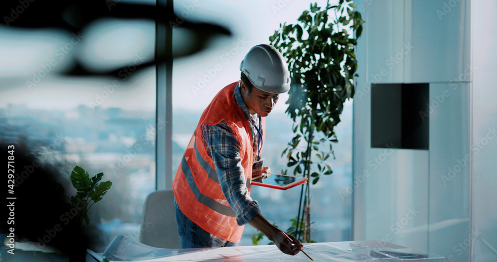 Foto de Afro-american civil engineer working on design plan ...