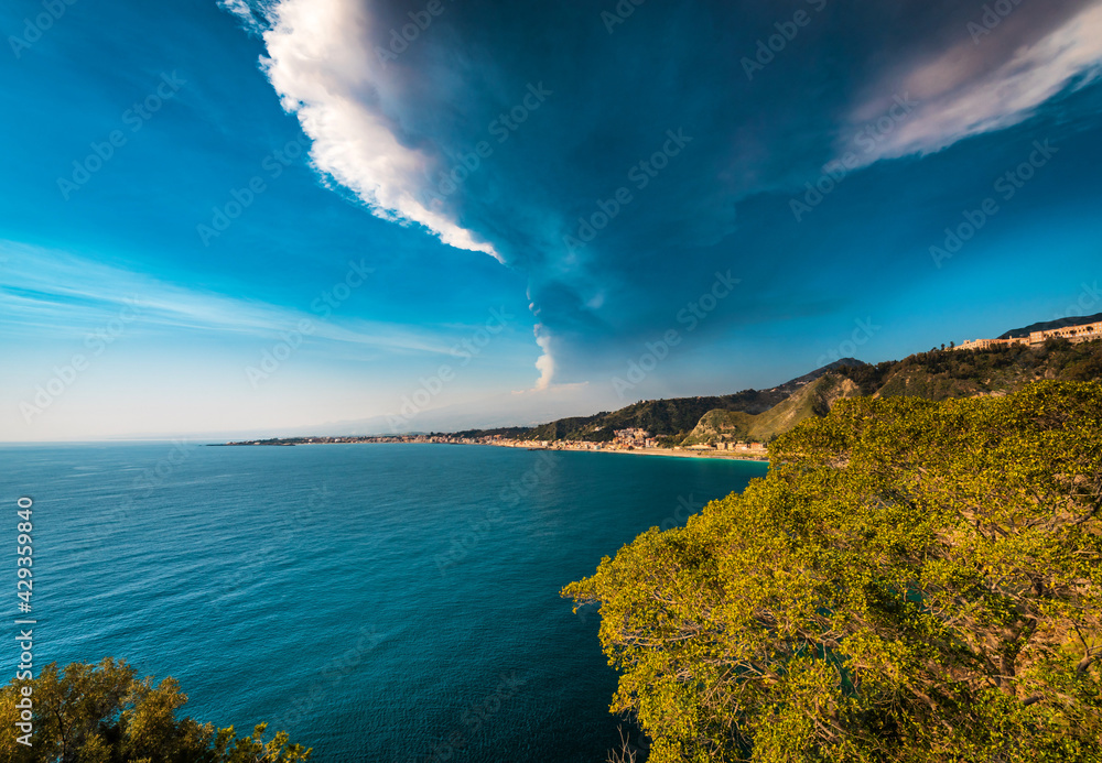 Foto de Massive eruption of the highest active volcano in Europe -Mt ...